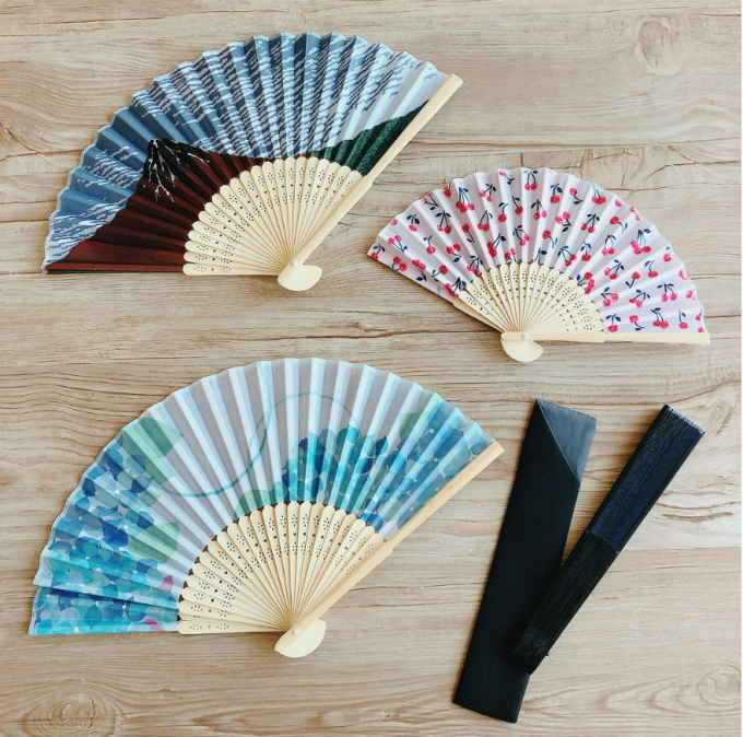 コンパクトで持ち運びに便利な扇子で、気軽に暑さ対策をはじめてみませんか♪ “100円で暮らしは楽しくなる“ :: Can★Do京阪寝屋川市駅直結の便利で楽しいショッピングモール「アドバンスねやがわ」